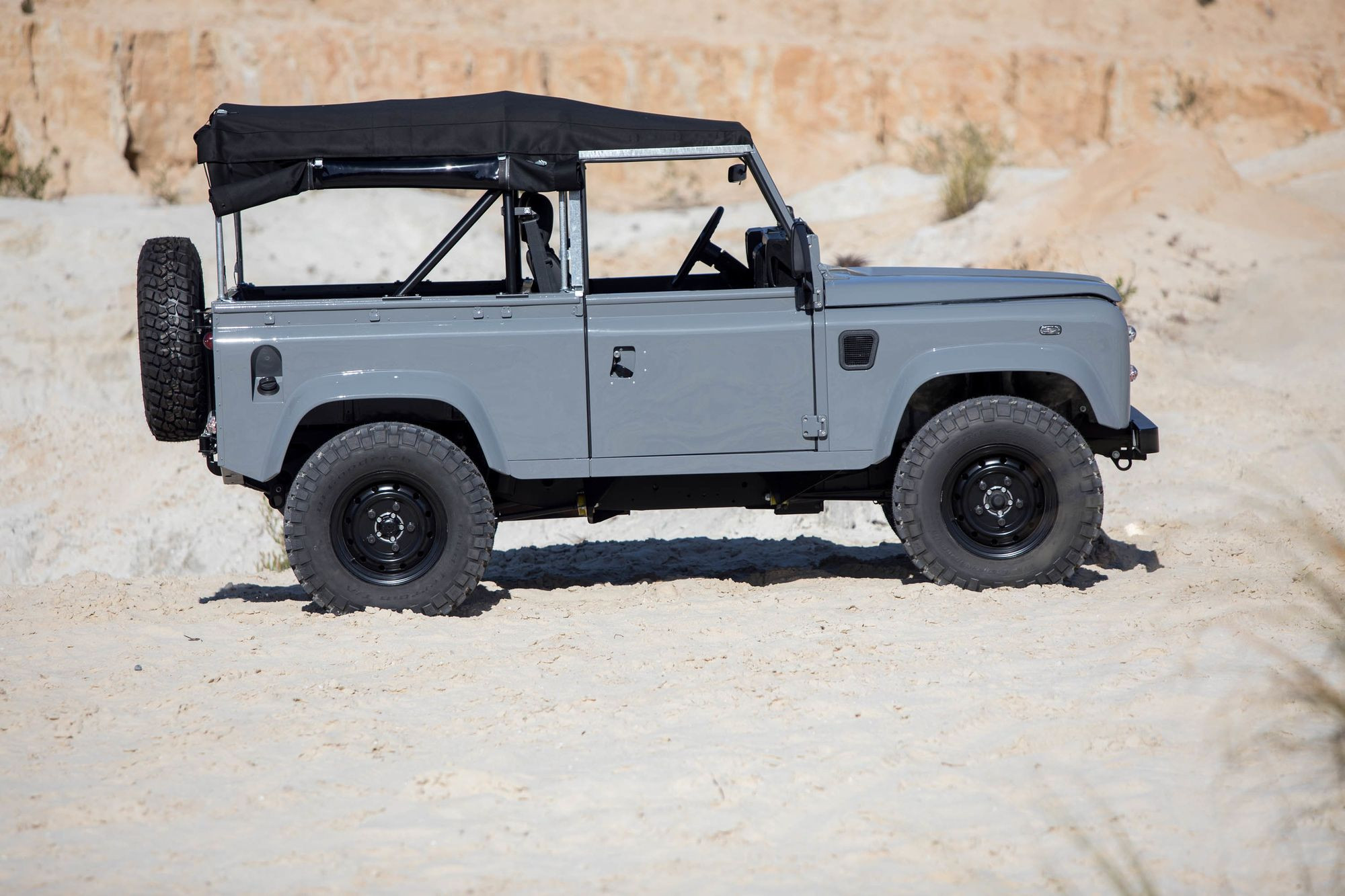 Einzigartiges mit Stil: LAND ROVER Defender 90 NARDO Grau bei UNIKATOO
