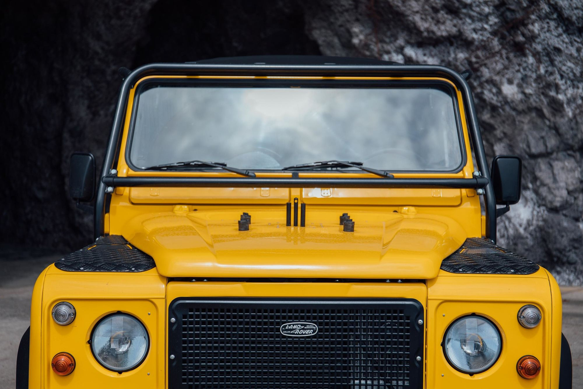 Einzigartiges mit Stil: LAND ROVER Defender 90 GELB bei UNIKATOO