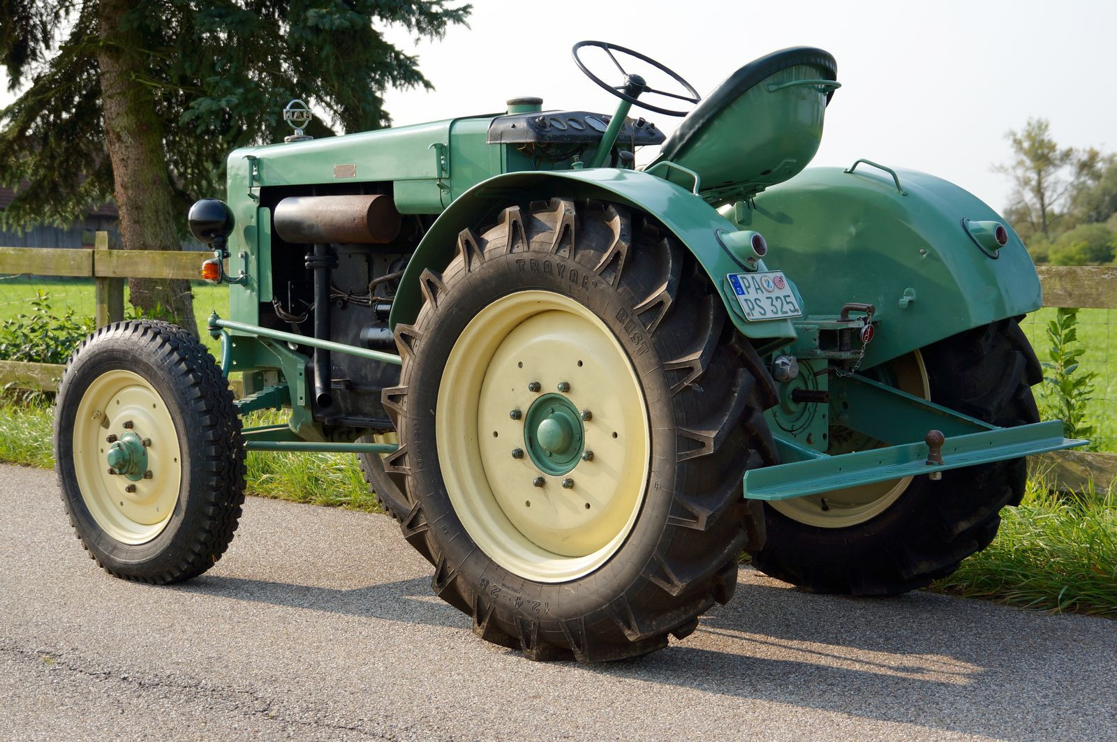 Einzigartiges mit Stil: historischer Traktor vom Typ - MAN Ackerdiesel ...