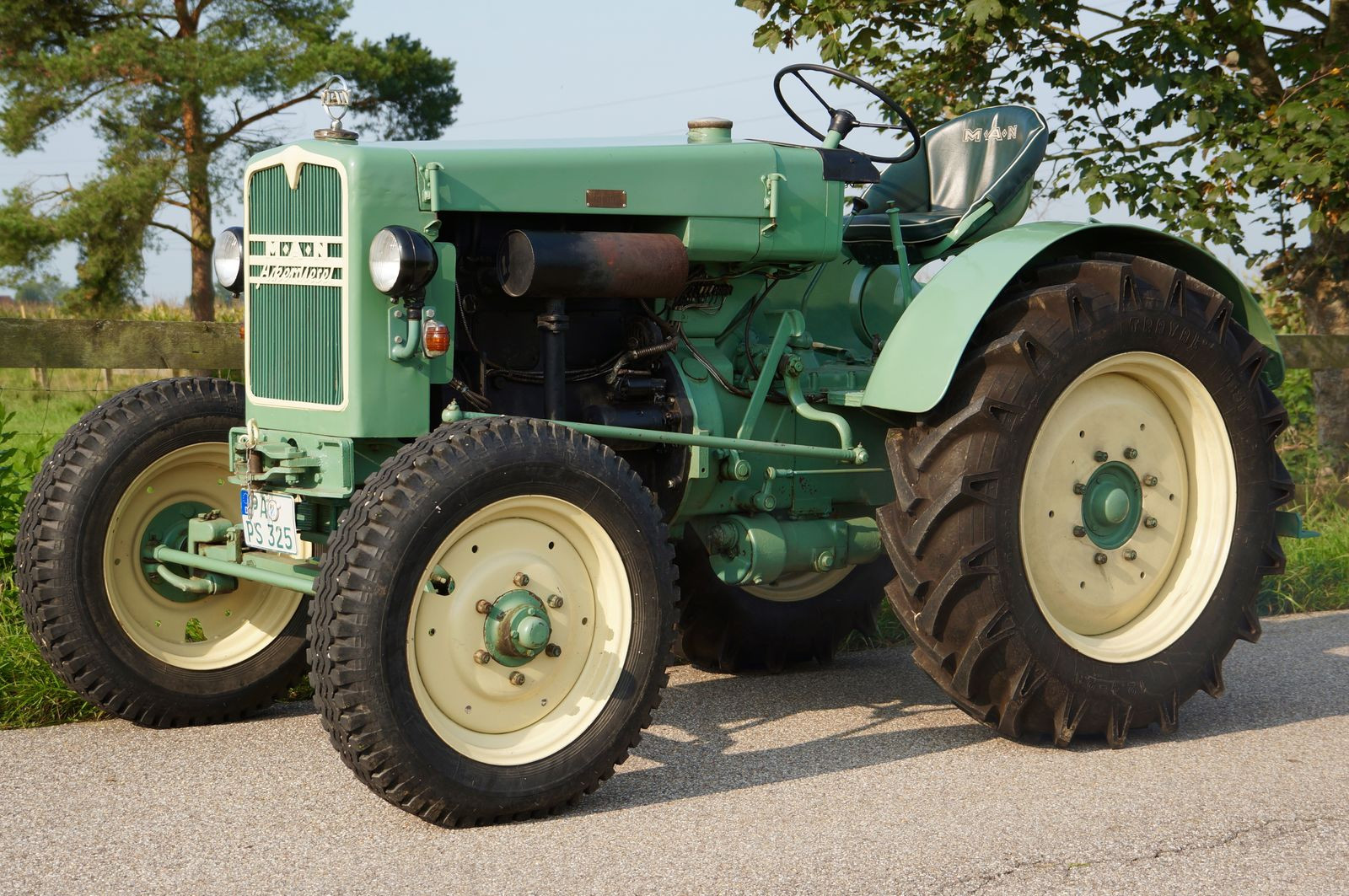 Einzigartiges mit Stil: historischer Traktor vom Typ - MAN Ackerdiesel ...