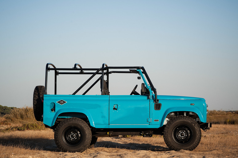 Einzigartiges mit Stil: LAND ROVER Defender 90 LIGHT BLUE bei UNIKATOO