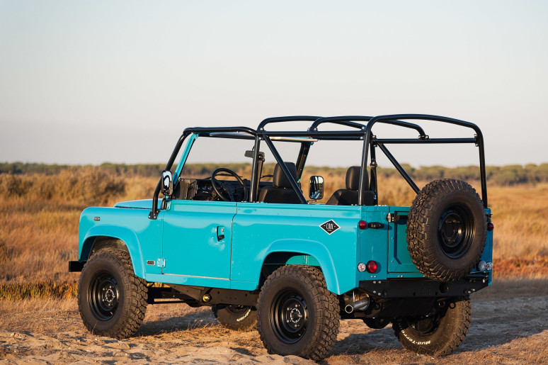 Einzigartiges mit Stil: LAND ROVER Defender 90 LIGHT BLUE bei UNIKATOO