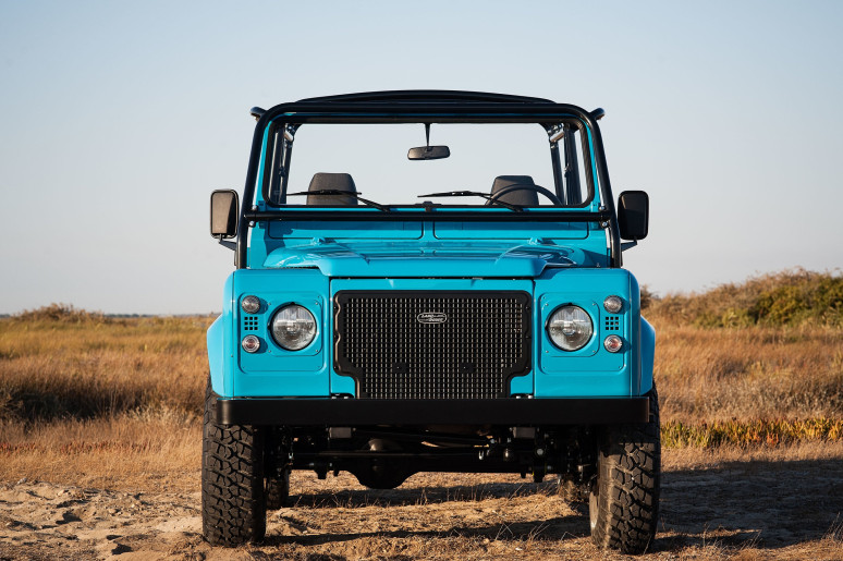 Einzigartiges mit Stil: LAND ROVER Defender 90 LIGHT BLUE bei UNIKATOO