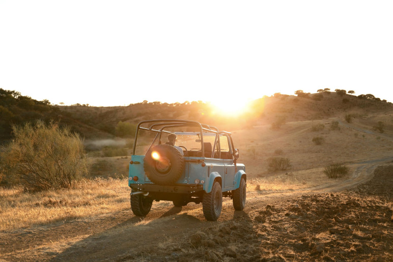 Einzigartiges mit Stil: LAND ROVER Defender 90 LIGHT BLUE bei UNIKATOO